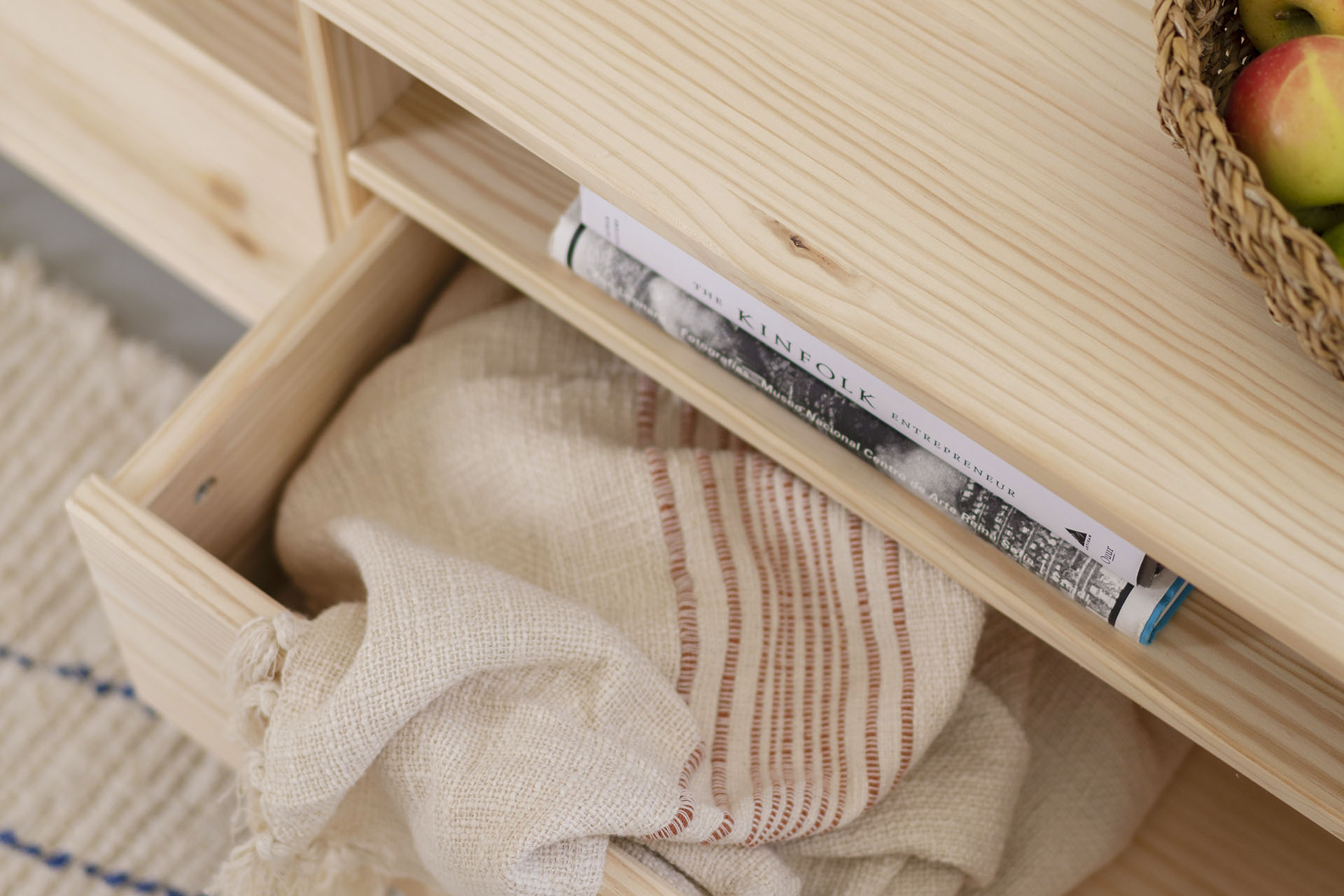 ¿Cuáles son las ventajas de un mueble hecho con madera de pino?